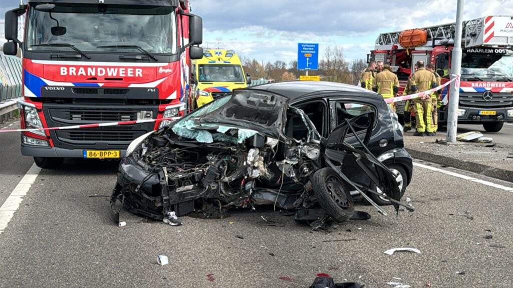 VIDEO: Automobilist zwaargewond na botsing tegen paal - 112 Nederland