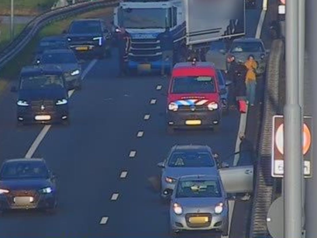 Snelweg korte tijd dicht na ongeluk met vijf voertuigen - 112 Nederland