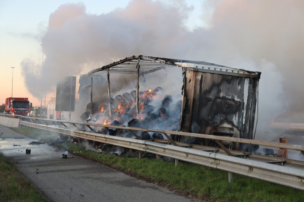 Snelweg dicht door vrachtwagenbrand geladen met papier - 112 Nederland