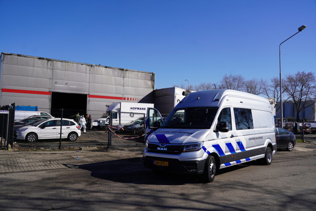 Politie en EOD onderzoeken grote brand na explosies - 112 Nederland