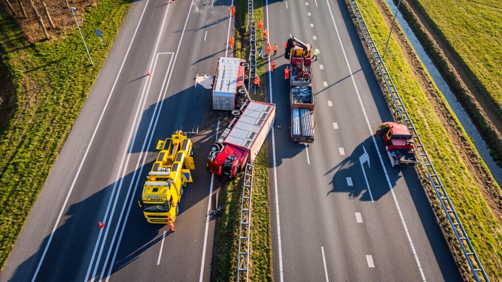 [UPDATE] Koeien dood na ernstig ongeval met vrachtwagen, snelweg urenlang volledig dicht - 112 ...