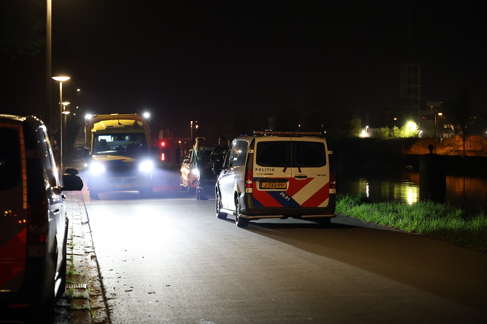 Automobilist verliest macht over stuur en belandt in kanaal - 112 Nederland