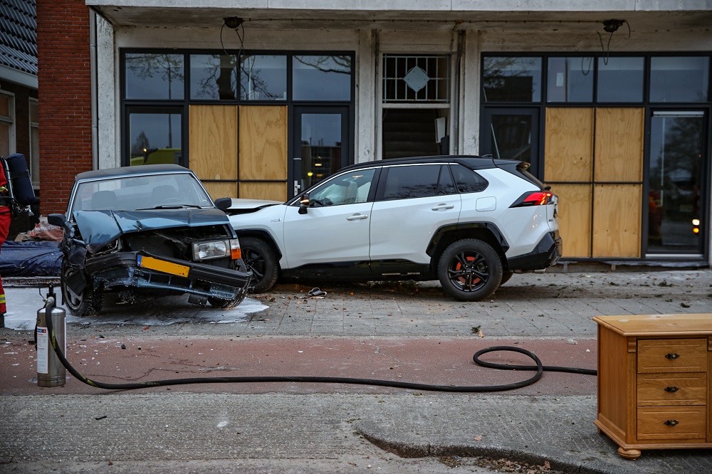 Enorme ravage na ongeval, bestuurder gewond - 112 Nederland