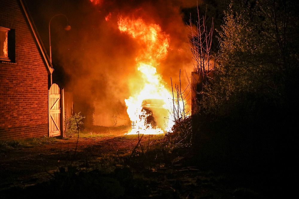 Auto vliegt in brand naast woning, eigenaar op vakantie - 112 Nederland