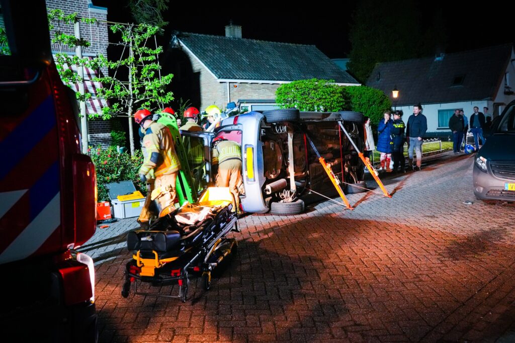 Oudere vrouw belandt met auto op zijkant na botsing tegen bus - 112 Nederland