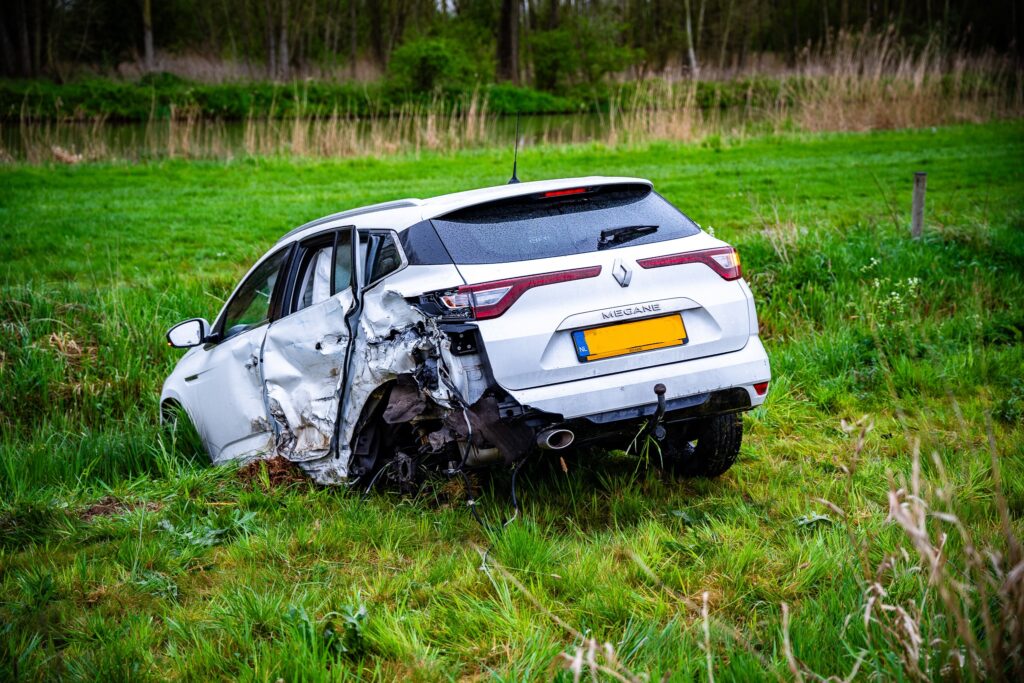 Bestelbus belandt op verkeerde weghelft en botst op auto - 112 Nederland