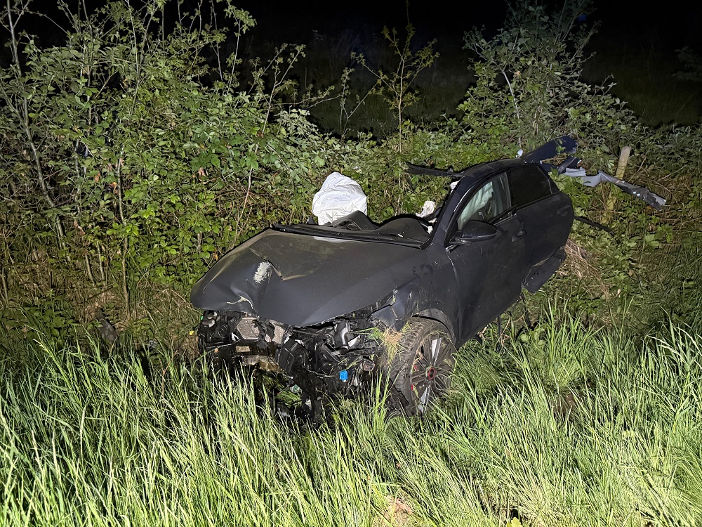 Auto breekt doormidden bij crash tegen boom - 112 Nederland