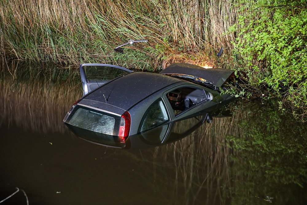 Auto te water, bestuurder haalt nat pak - 112 Nederland