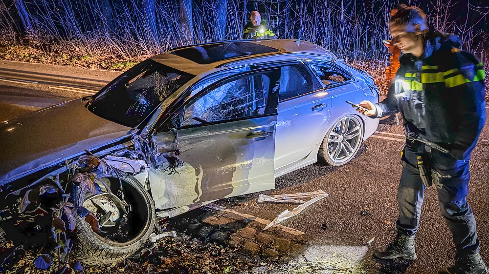 Auto botst tegen boom, bestuurder aangehouden - 112 Nederland