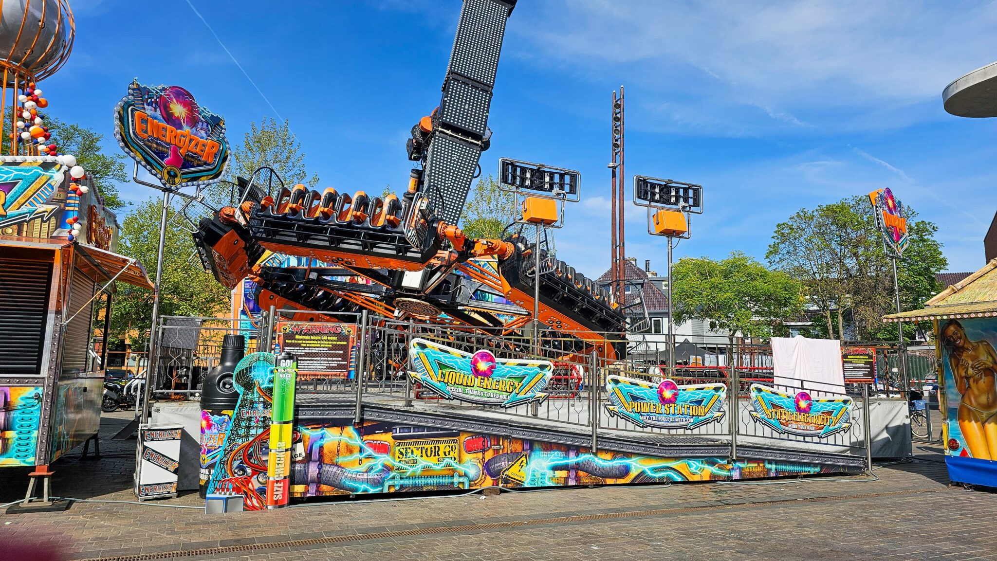 UPDATE: Tienermeisje gewond na val uit attractie op kermis - 112 Nederland