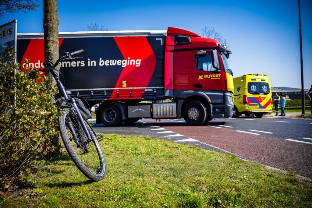 Fietser zwaargewond na aanrijding met vrachtwagen - 112 Nederland
