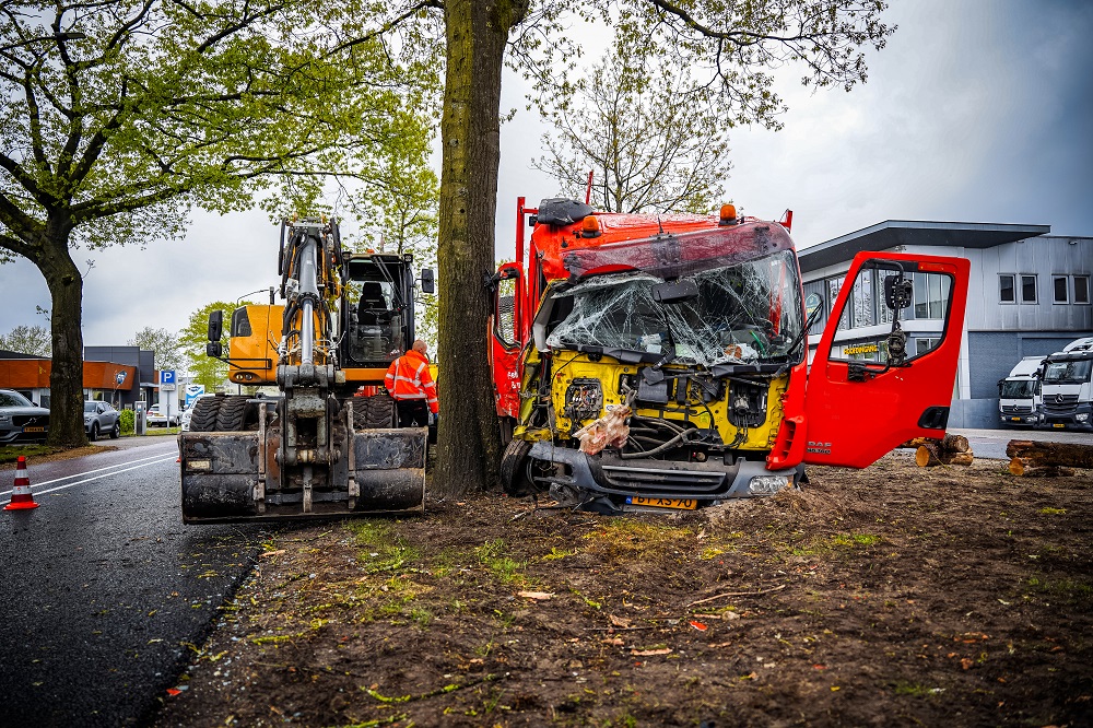 Vrachtwagen zwaar beschadigd door botsing tegen bomen - 112 Nederland