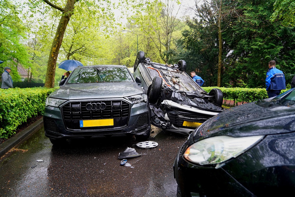 Auto vliegt over de kop, bestuurder gewond naar ziekenhuis - 112 Nederland