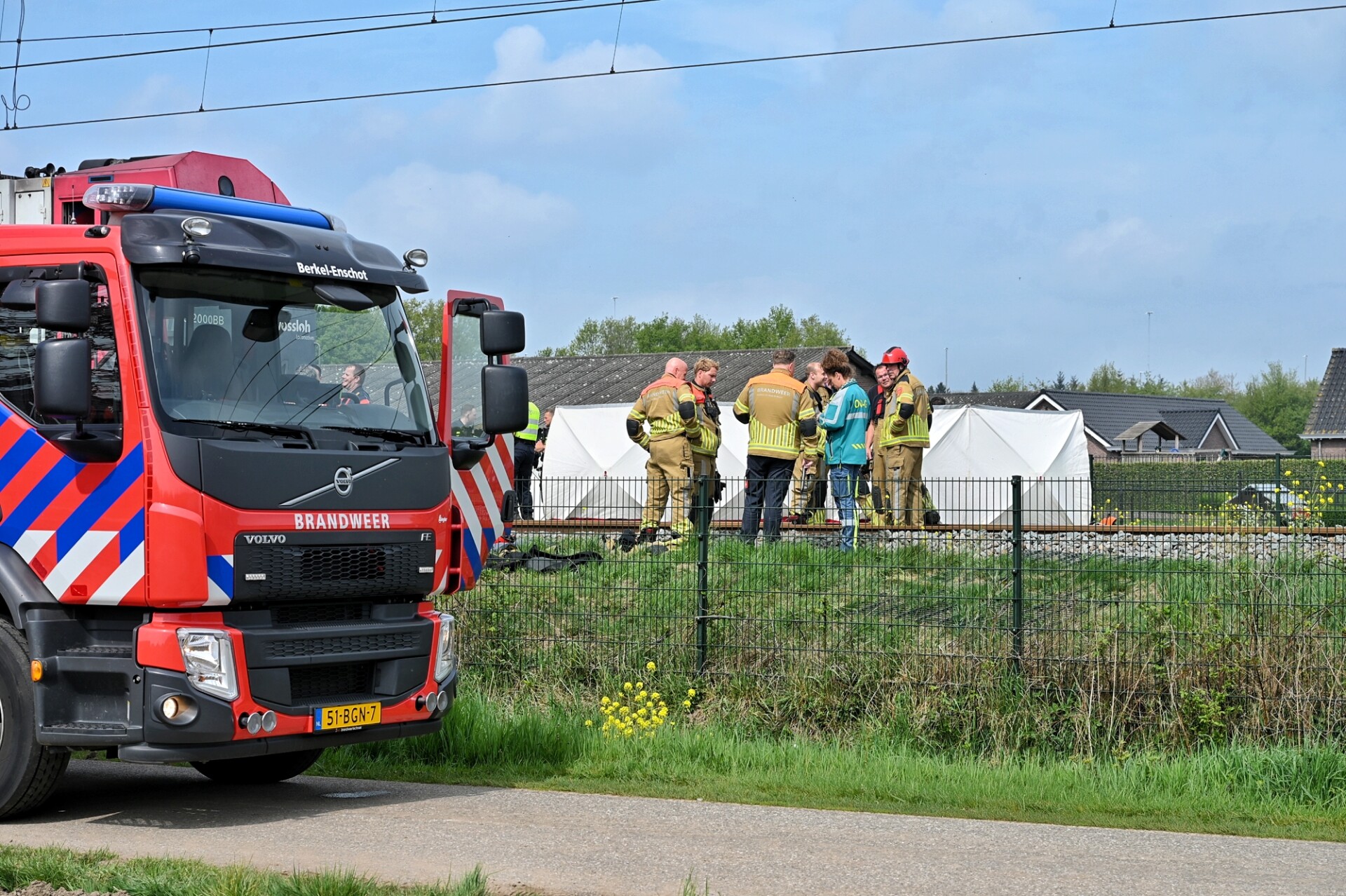 Dode bij ernstig ongeval op het spoor: goederentrein ramt auto - 112 Nederland