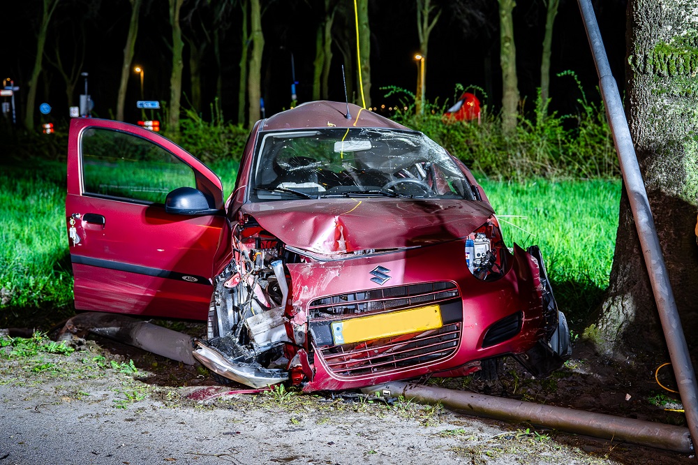 Auto vliegt uit de bocht en ramt lantaarnpaal en boom - 112 Nederland