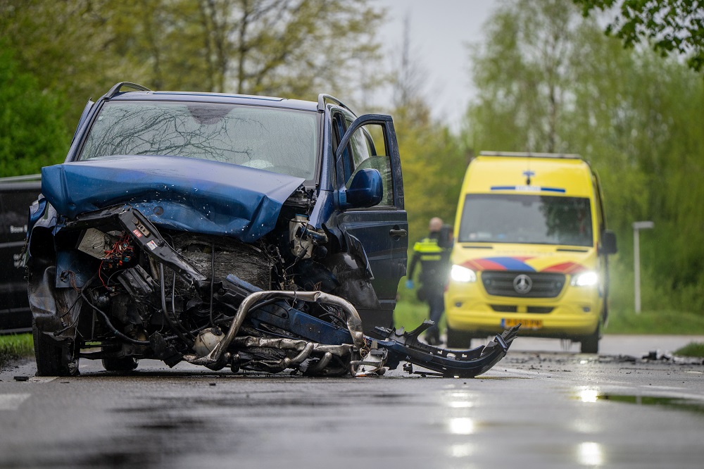 Inzittenden bestelbus vluchten na frontale aanrijding - 112 Nederland