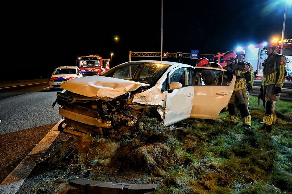 Bestuurder zwaargewond na botsing tegen vangrail - 112 Nederland