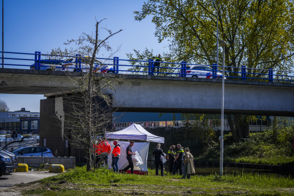 Dode man aangetroffen in kanaal, politie doet onderzoek - 112 Nederland