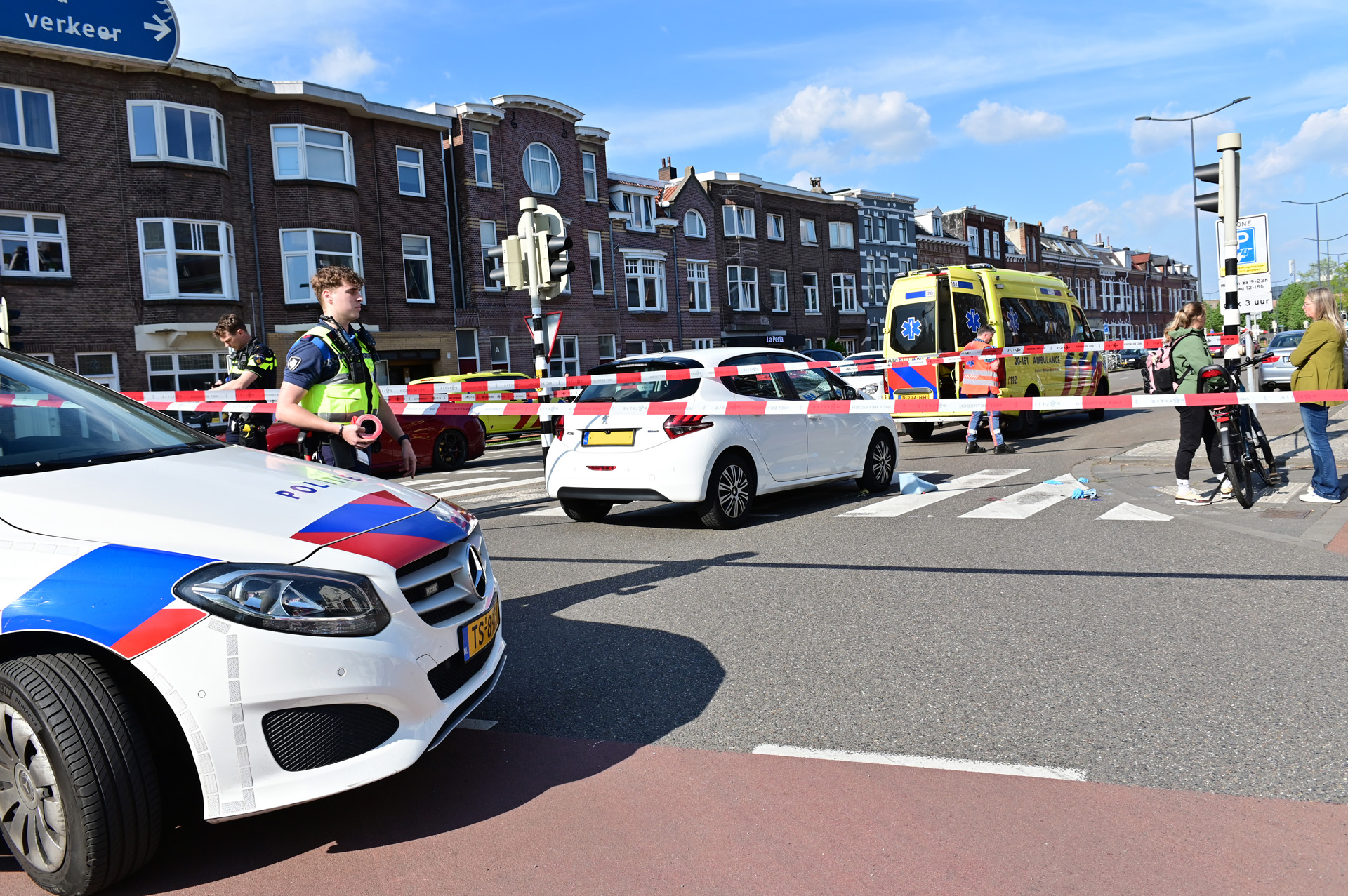 Fietster gewond bij aanrijding op kruising, weg afgesloten voor onderzoek - 112 Nederland