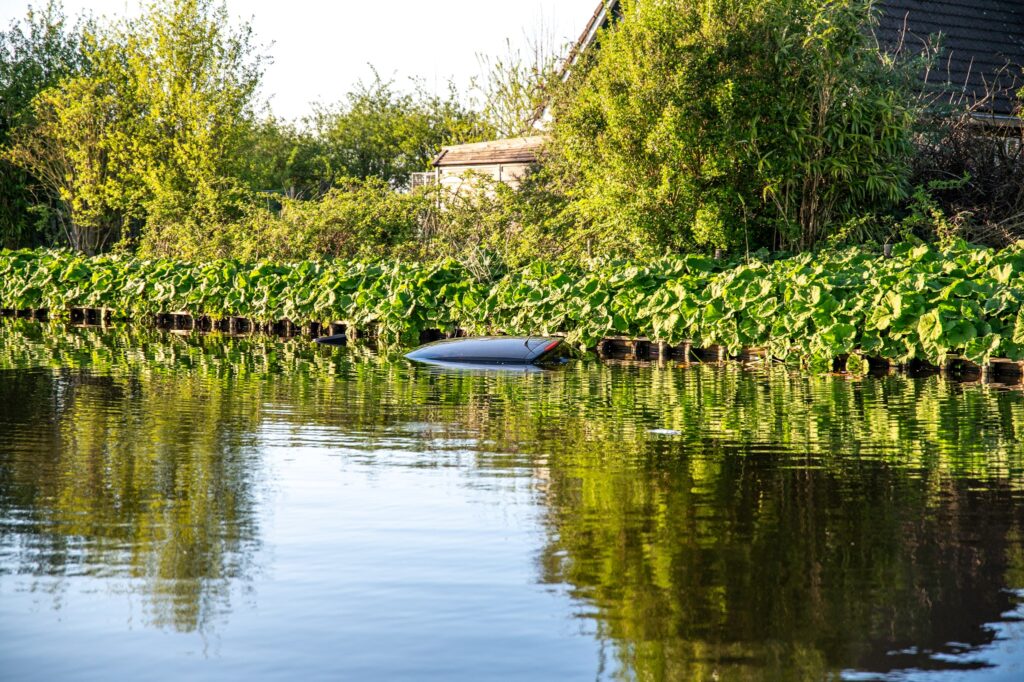 Auto vliegt uit de bocht en rijdt water in - 112 Nederland