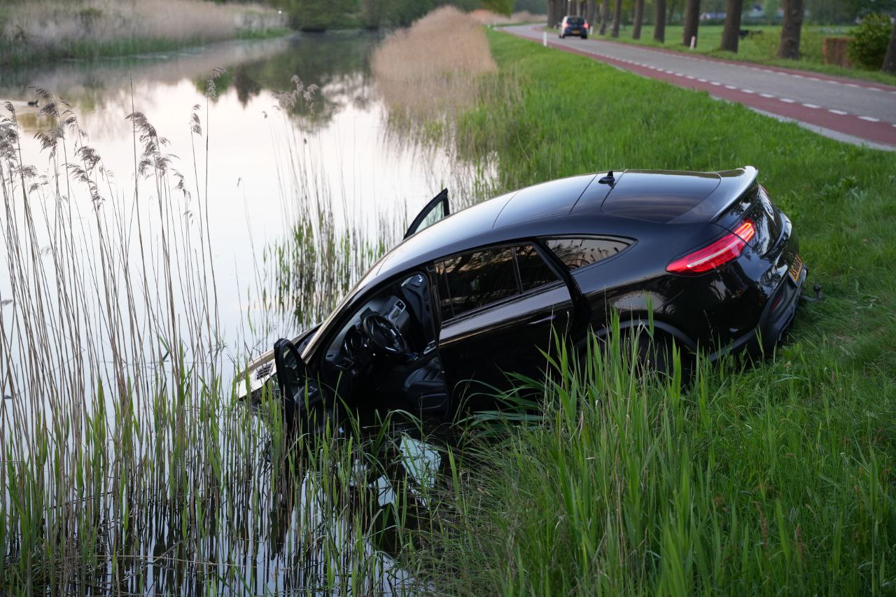 Automobilist verliest wiel en belandt in het water - 112 Nederland