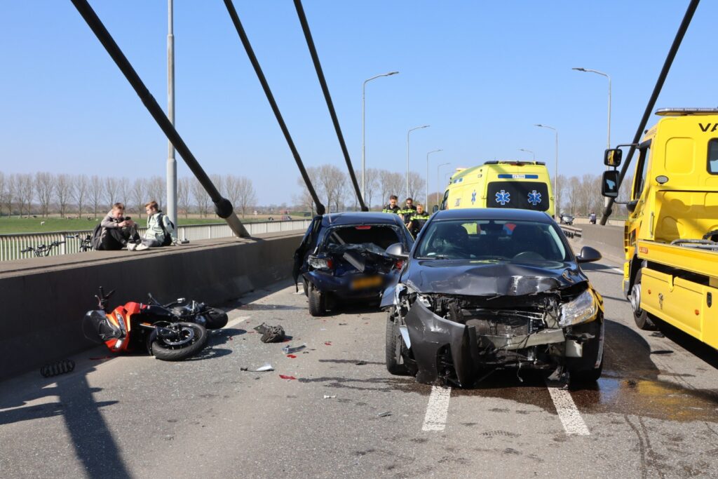 Ravage en gewonde na flinke aanrijding tussen vier voertuigen - 112 Nederland