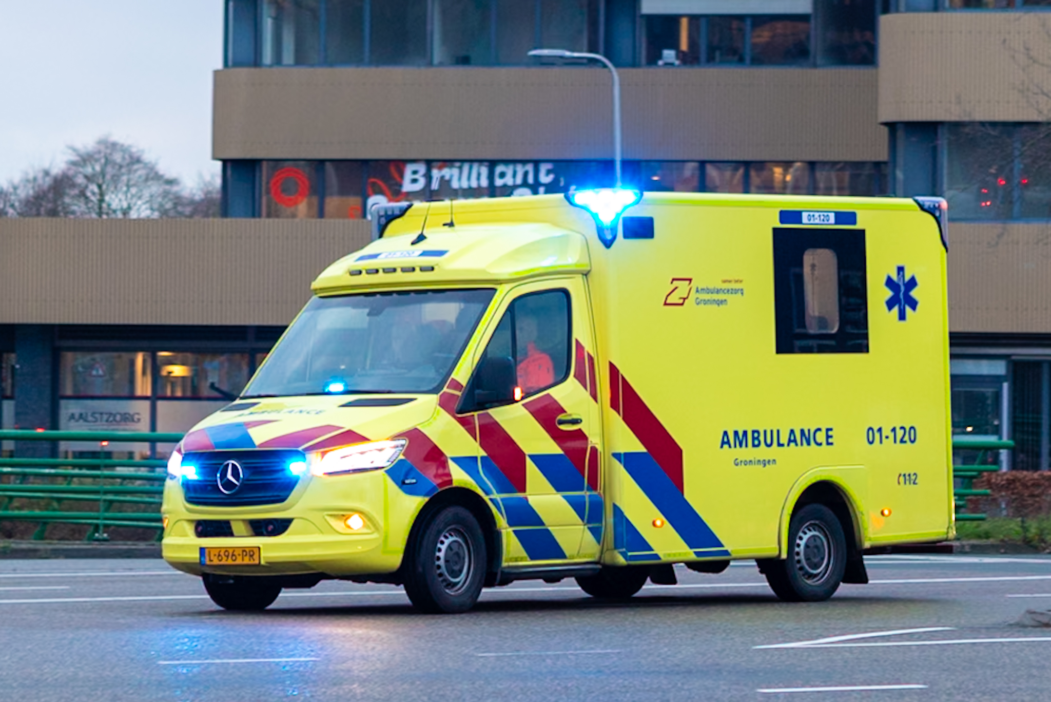 Dode gevonden bij woning, andere bewoner neergestoken - 112 Nederland