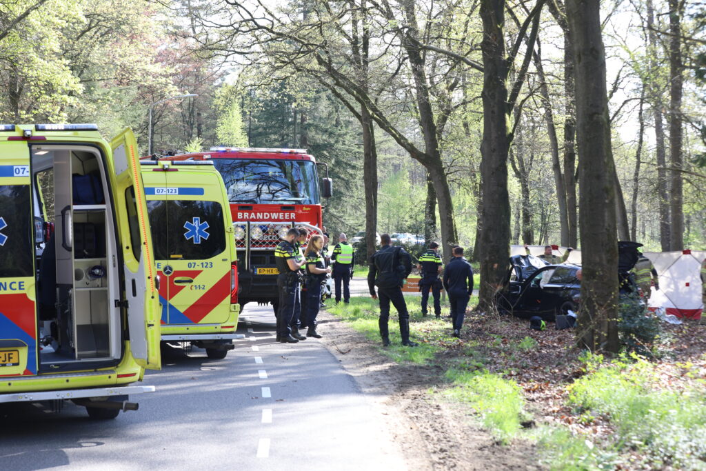 Drie gewonden nadat auto van de weg tegen boom botst - 112 Nederland