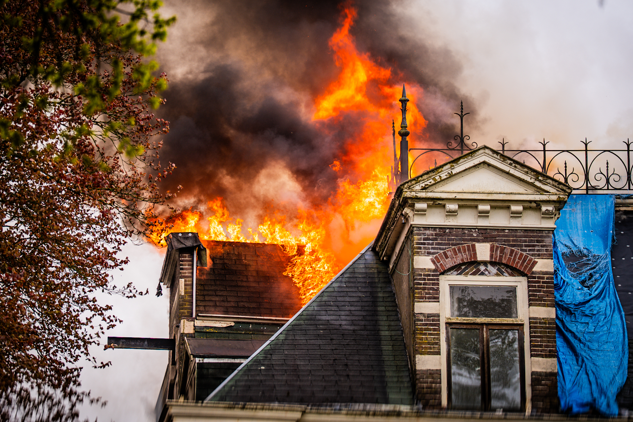 Grote brand in toekomstig azc-gebouw, NL-Alert verzonden - 112 Nederland