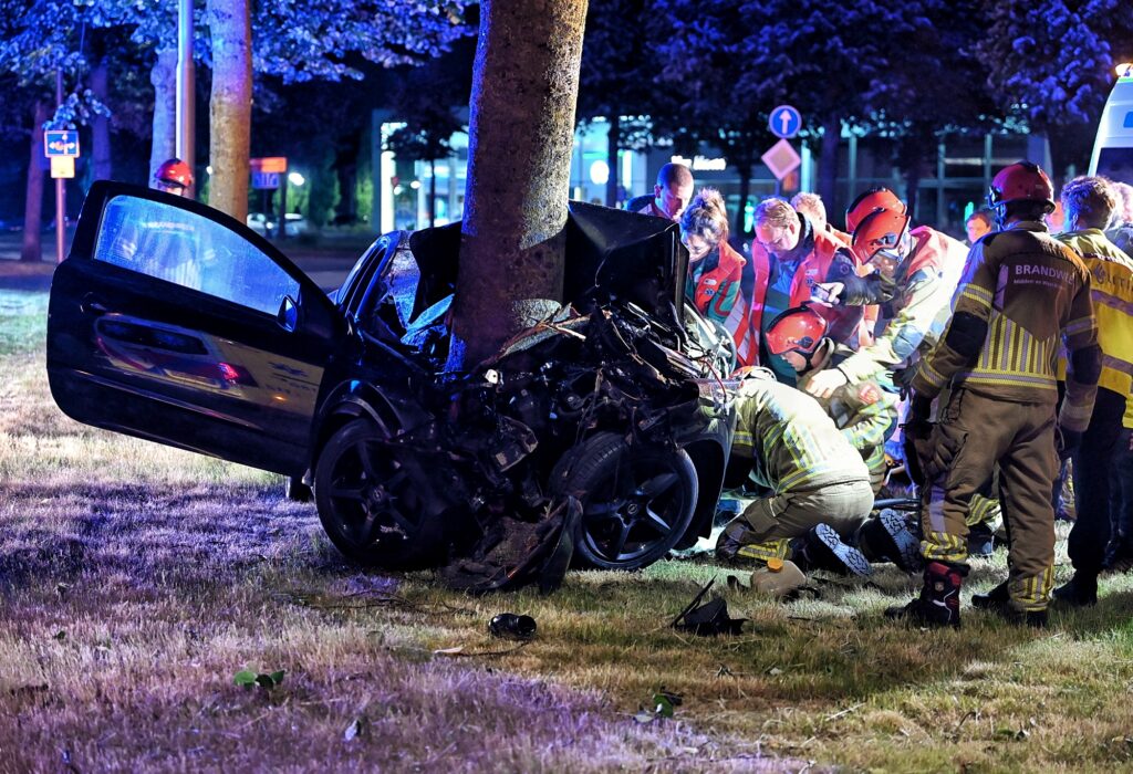 Bestuurder bekneld na crash tegen boom - 112 Nederland