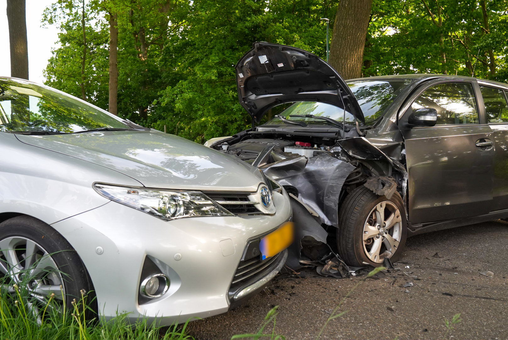 Frontale botsing tussen twee auto’s, één persoon gewond - 112 Nederland
