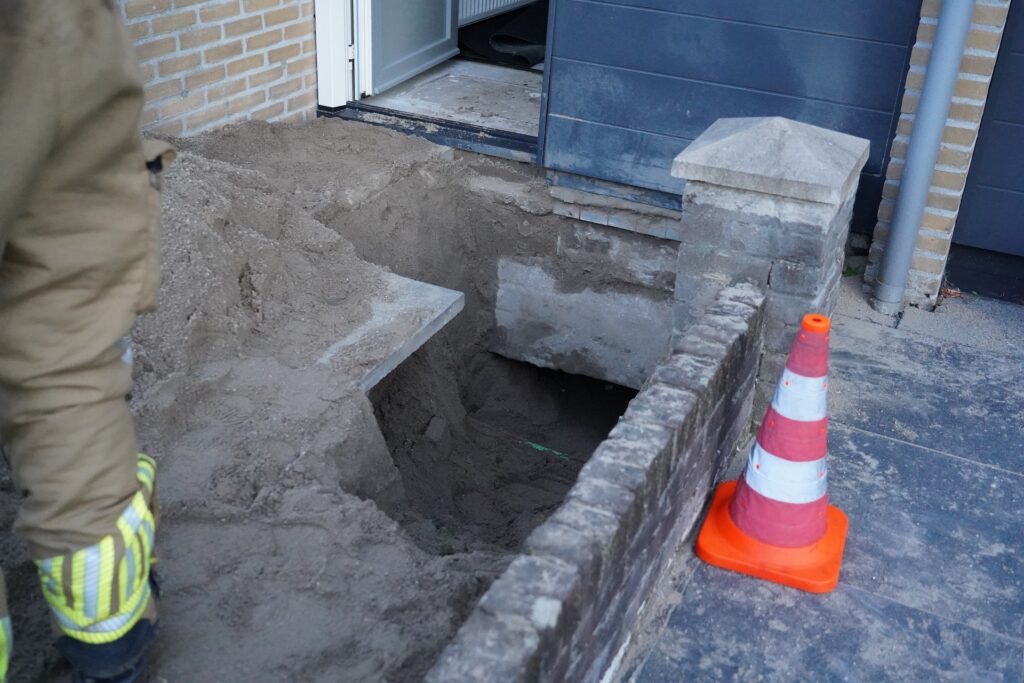 Kat zit vast onder huis en bezorgt brandweer urenlang graafwerk - 112 Nederland