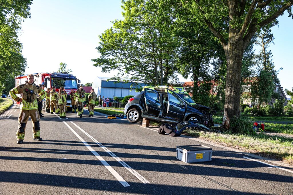 Automobilist gewond na botsing tegen boom - 112 Nederland
