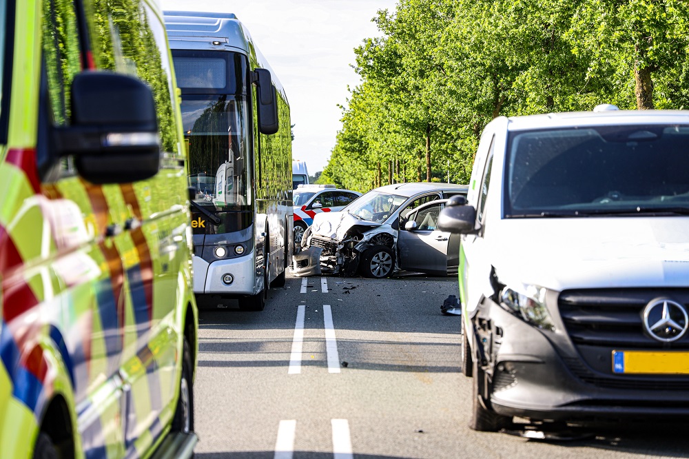 Weg dicht na ongeval tussen lijnbus, auto en bestelbus - 112 Nederland