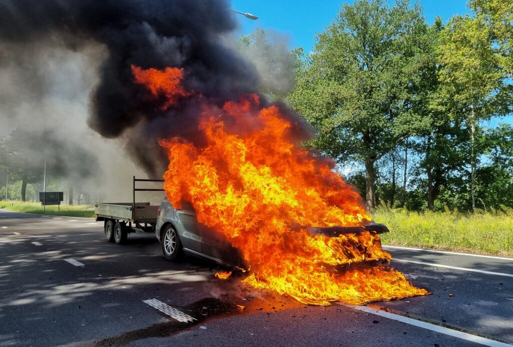 Auto begint te roken met bestuurder erin, volledig uitgebrand - 112 ...