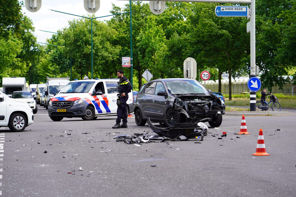 Verkeerschaos na ongeval op druk kruispunt - 112 Nederland