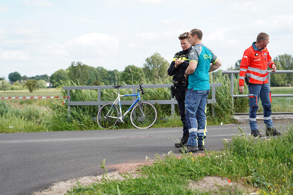 Wielrenner ernstig gewond na botsing tegen bestelbus met aanhanger - 112 Nederland