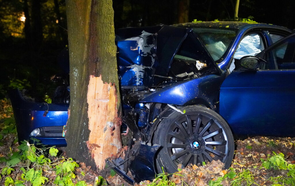 Twee gewonden na frontale botsing tegen boom - 112 Nederland