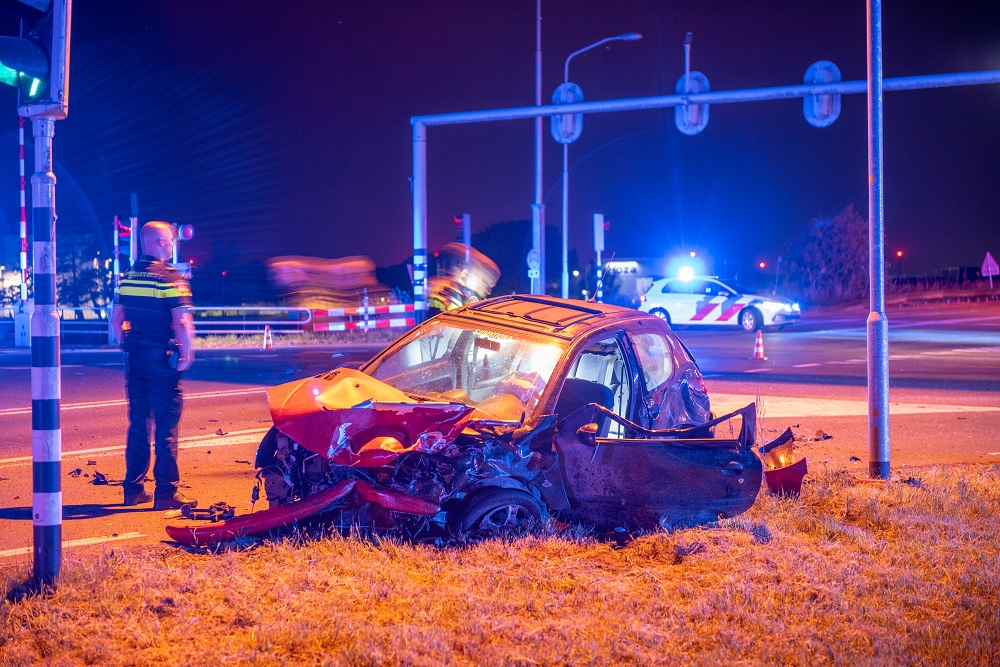 Ravage na ongeval op kruispunt, bestuurder bekneld - 112 Nederland