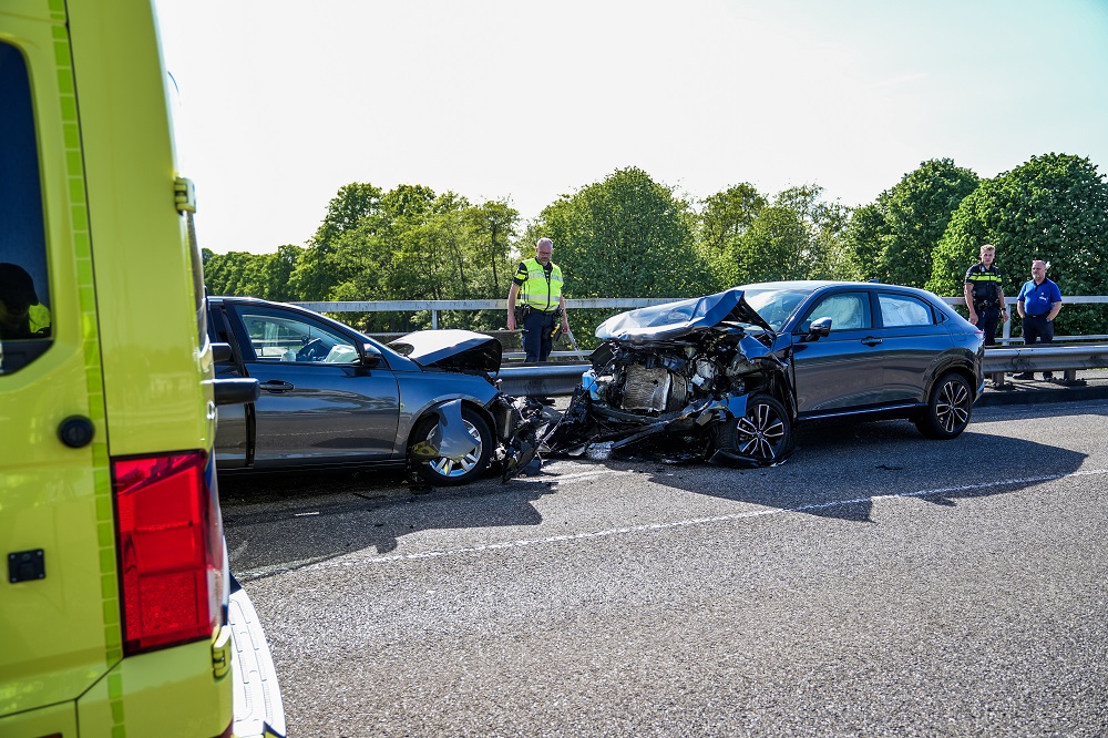 Drie gewonden bij frontale botsing - 112 Nederland