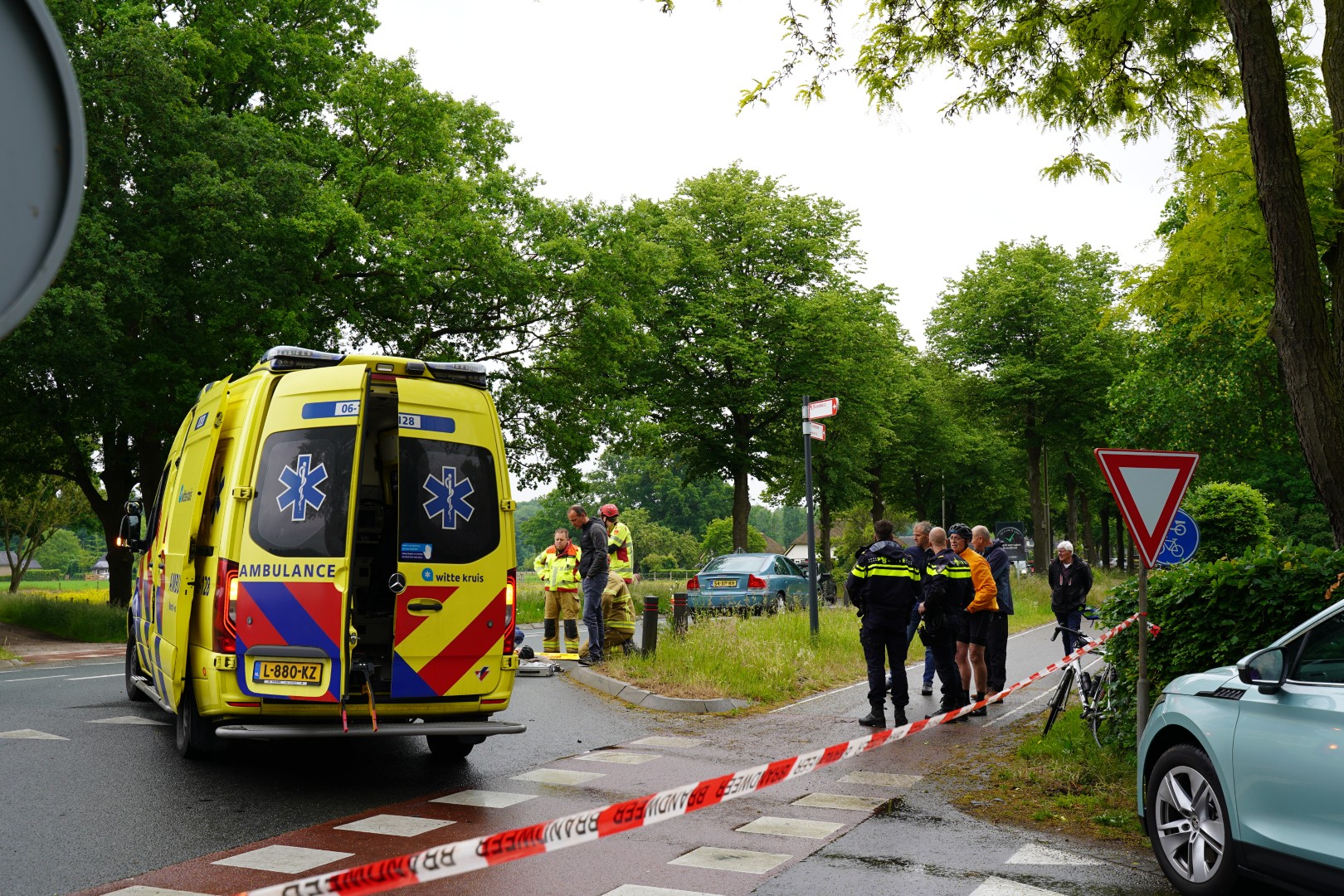 Wielrenner gewond na botsing, fiets in tweeën - 112 Nederland