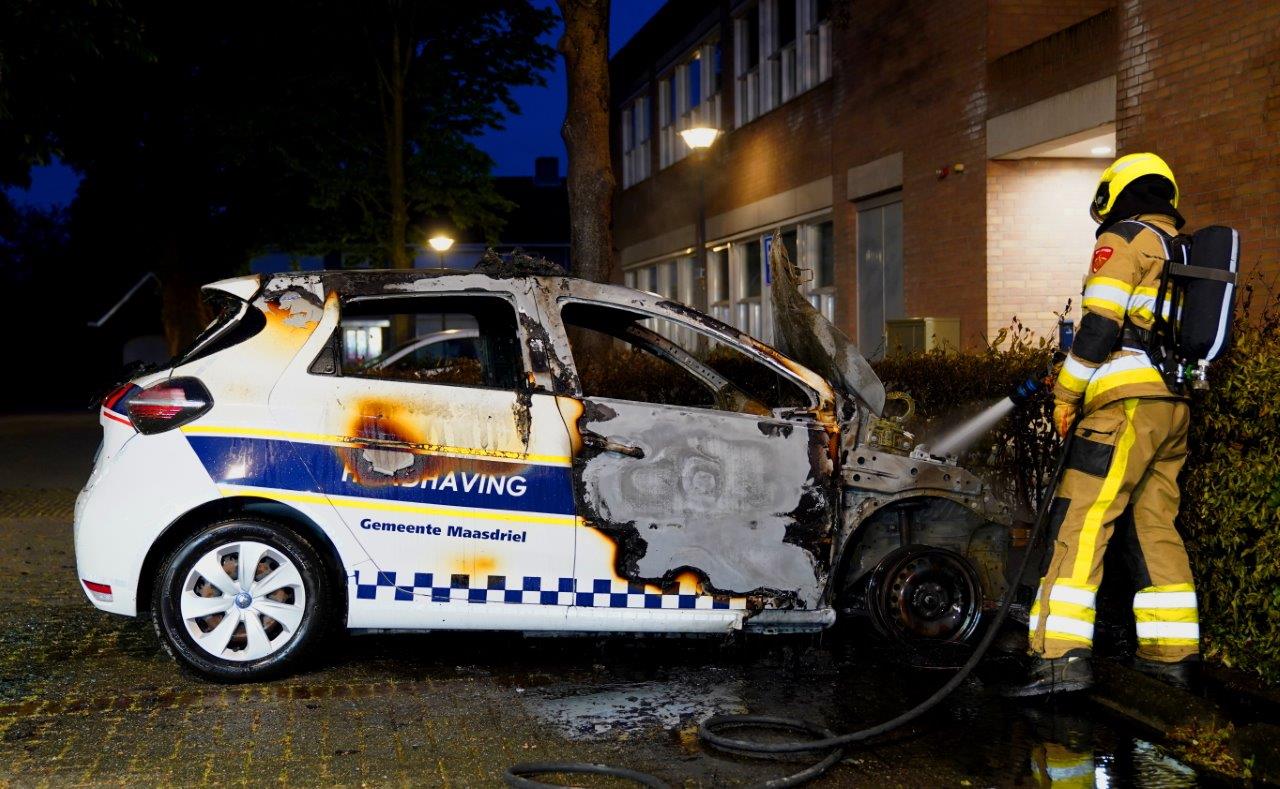Auto van handhaving gaat in vlammen op - 112 Nederland