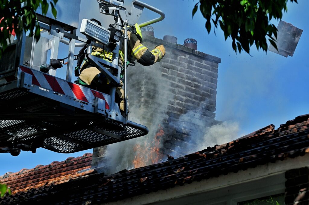 Grote brand zorgt voor schade aan drie woningen: ‘Met een tuinslang ga ...