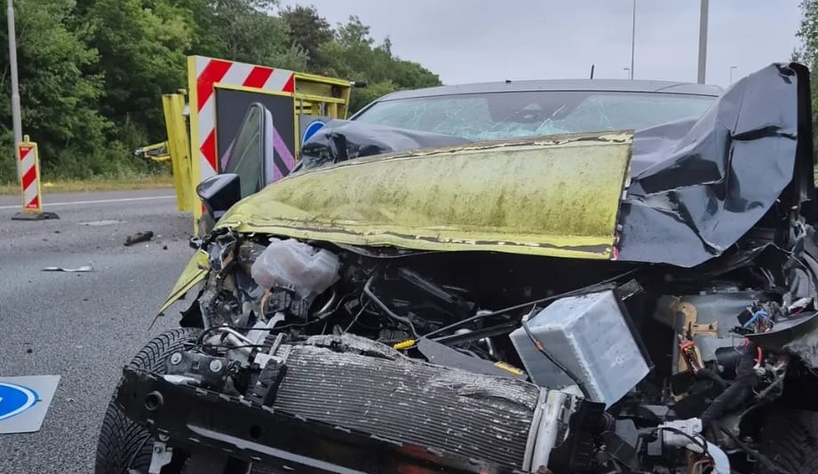 Ravage nadat automobilist tegen pijlwagen botst - 112 Nederland