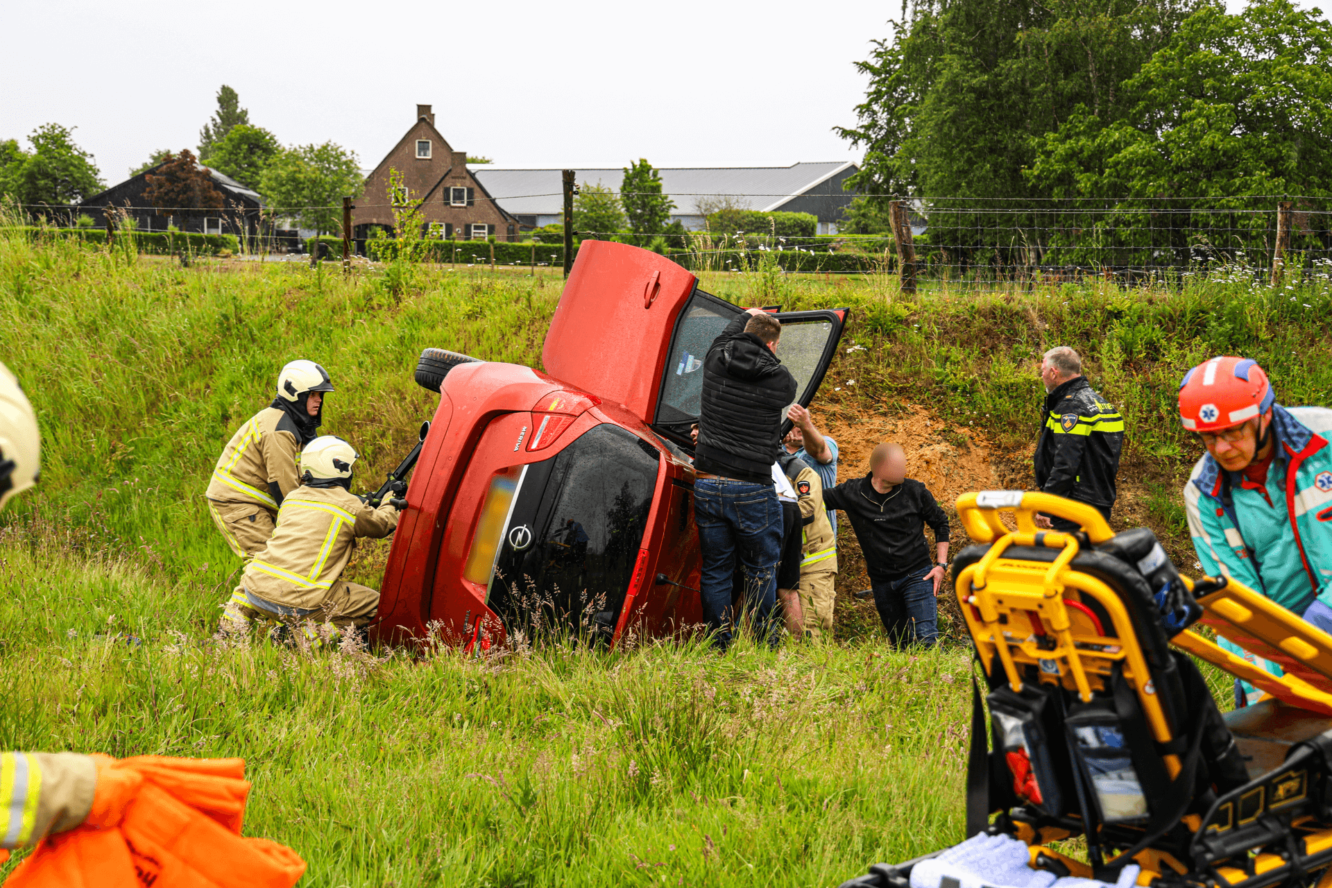 Auto belandt op zijkant na crash bij afrit, bestuurder naar ziekenhuis - 112 Nederland