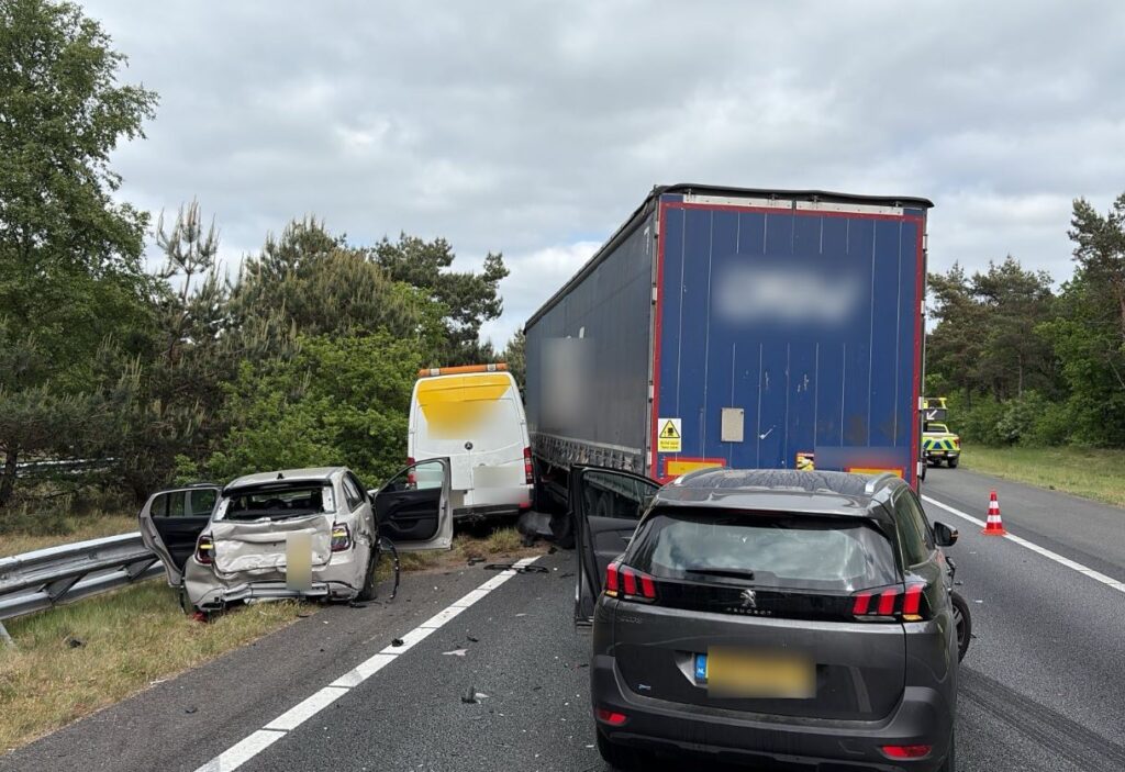Lange vertraging op snelweg na ongeval, herstel geleiderail volgt vanavond - 112 Nederland
