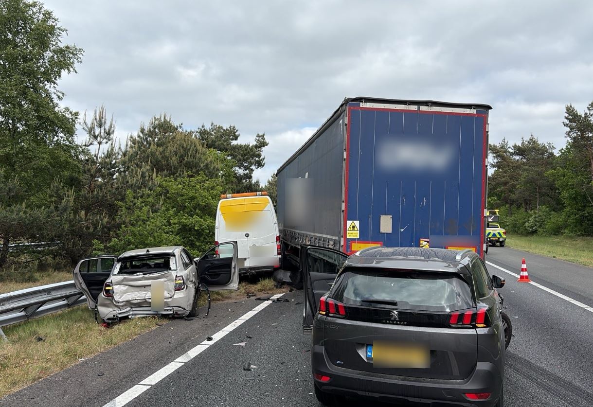 Lange vertraging op snelweg na ongeval, herstel geleiderail volgt vanavond - 112 Nederland