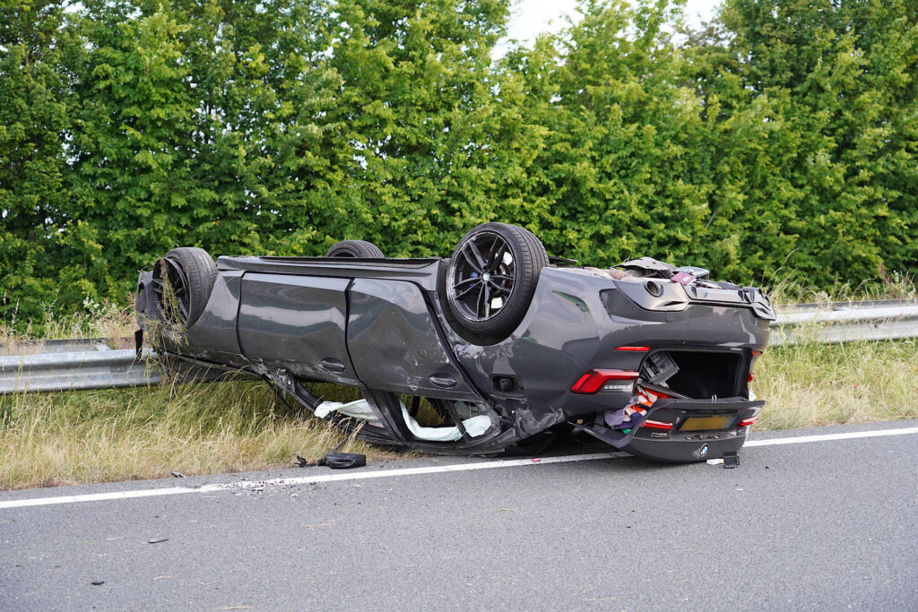 Auto crasht en slaat over de kop op snelweg - 112 Nederland