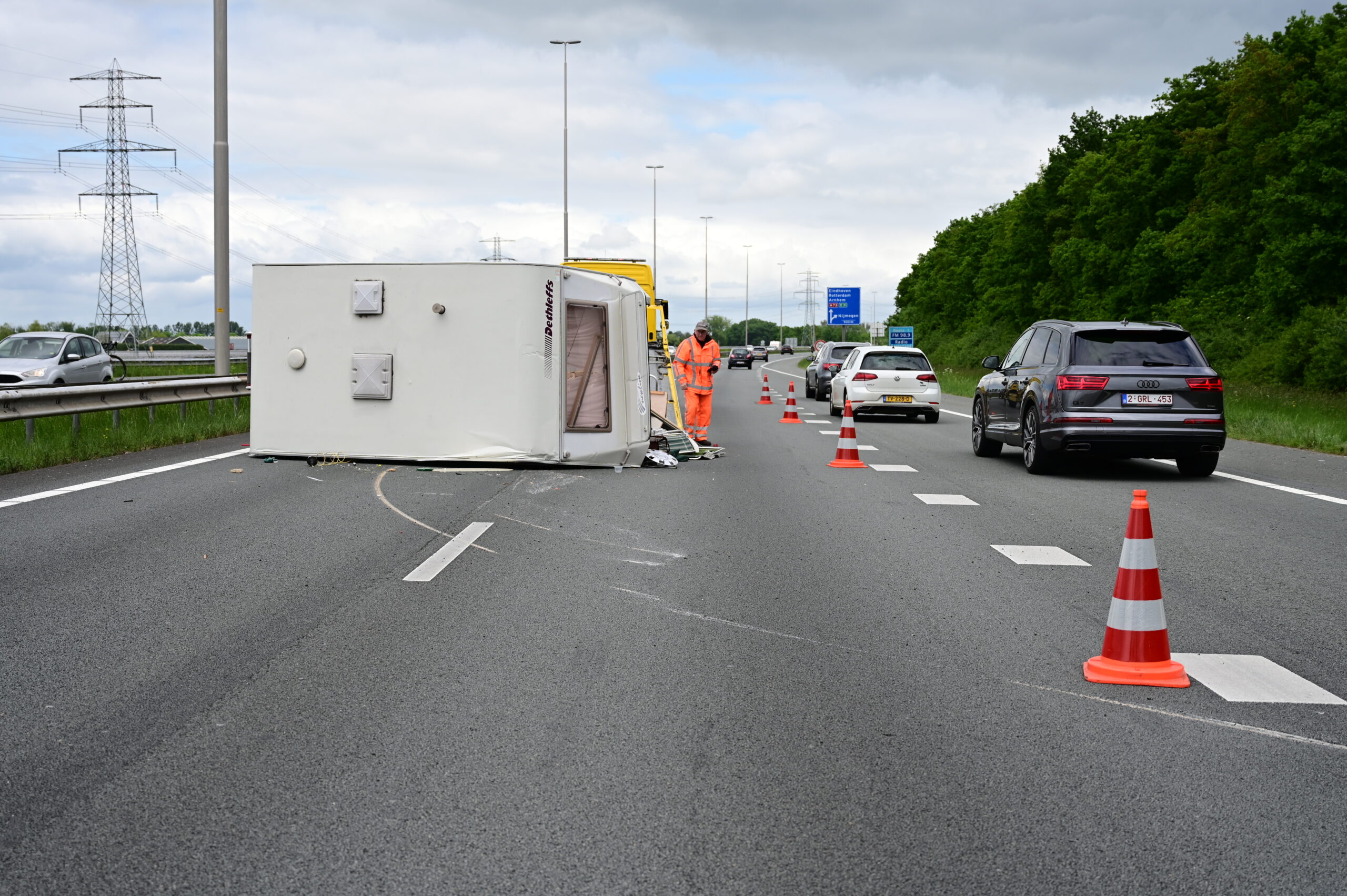 Caravan volledig verwoest bij ongeluk op snelweg - GelreNieuws
