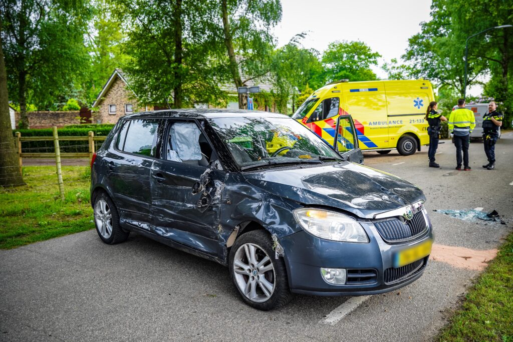 Auto raakt van de weg, komt tegen boom tot stilstand en slaat over de kop - 112 Nederland